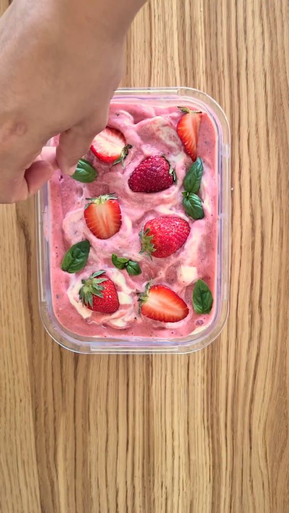 Glace express fraise-yaourt-basilic – Healthy Lalou